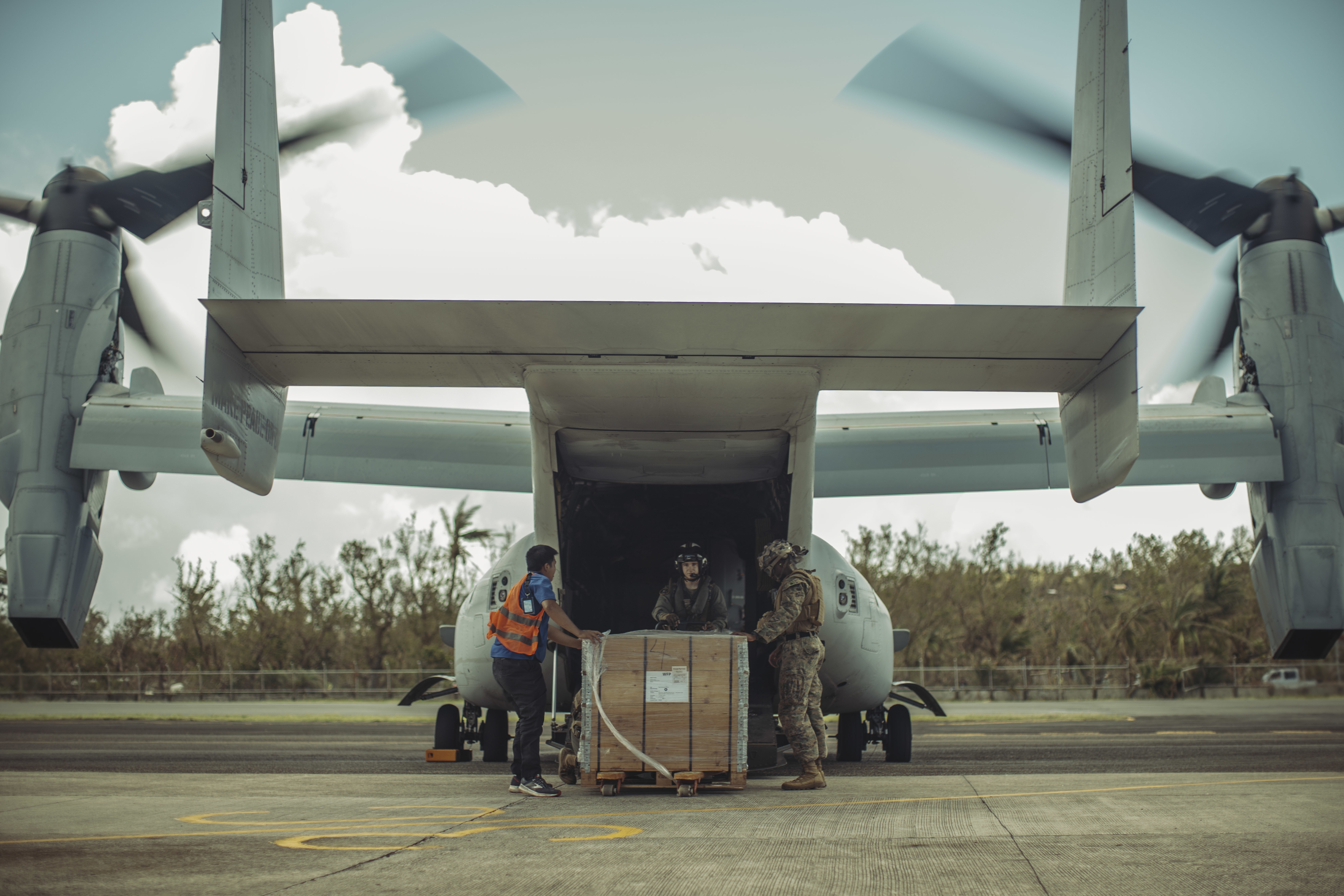 USS Boxer, 15th MEU arrive in Philippines to deliver emergency relief ...