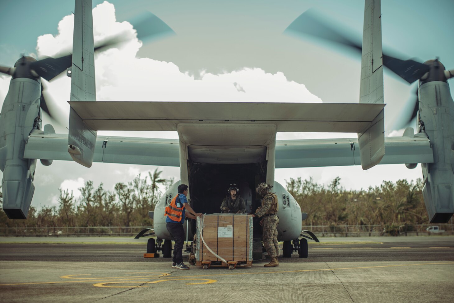 USS Boxer, 15th MEU arrive in Philippines to deliver emergency relief ...