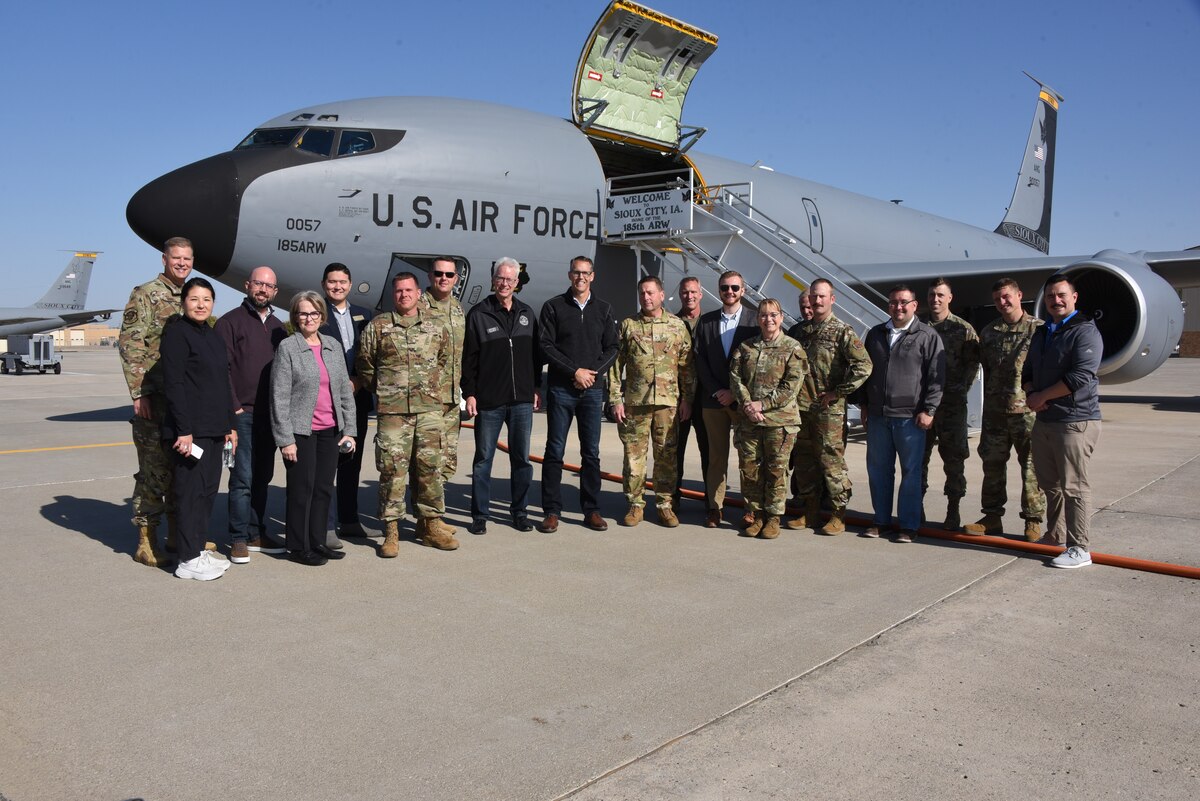 Iowa Congressman Randy Feenstra visits 185th > 185th Air Refueling Wing ...