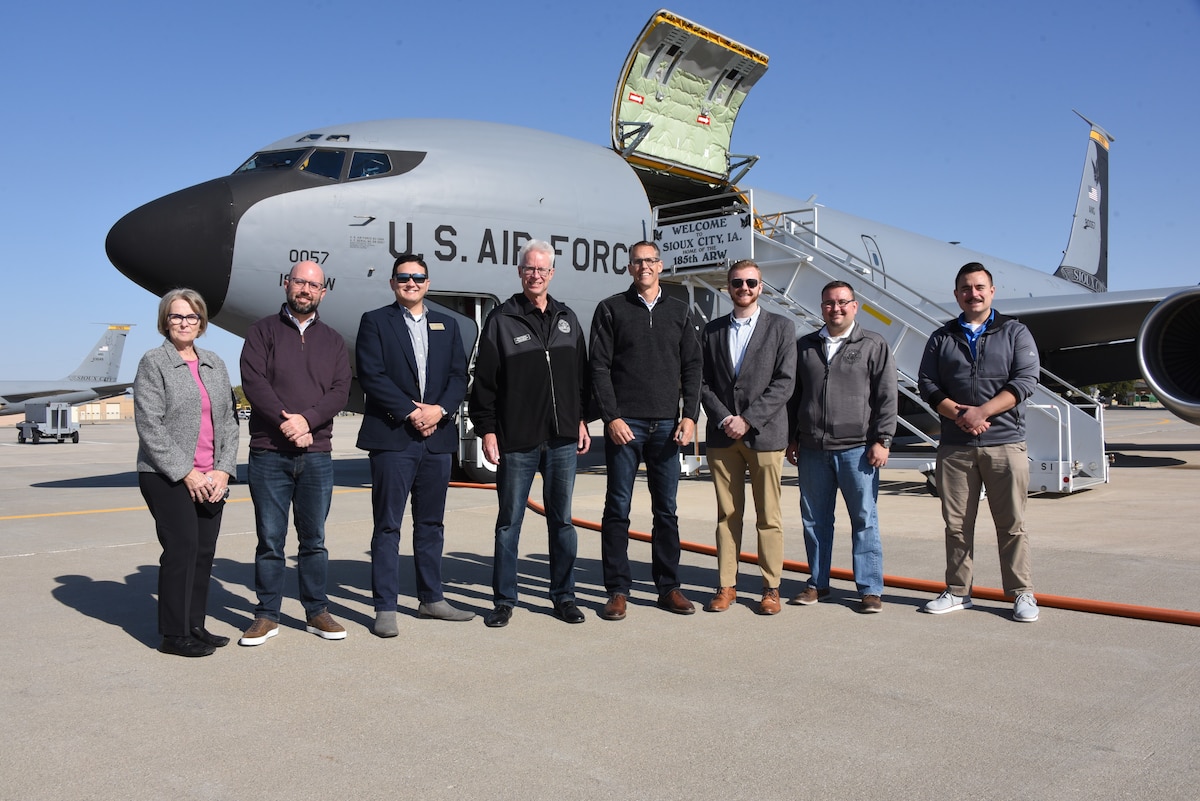Iowa Congressman Randy Feenstra visits 185th > 185th Air Refueling Wing ...