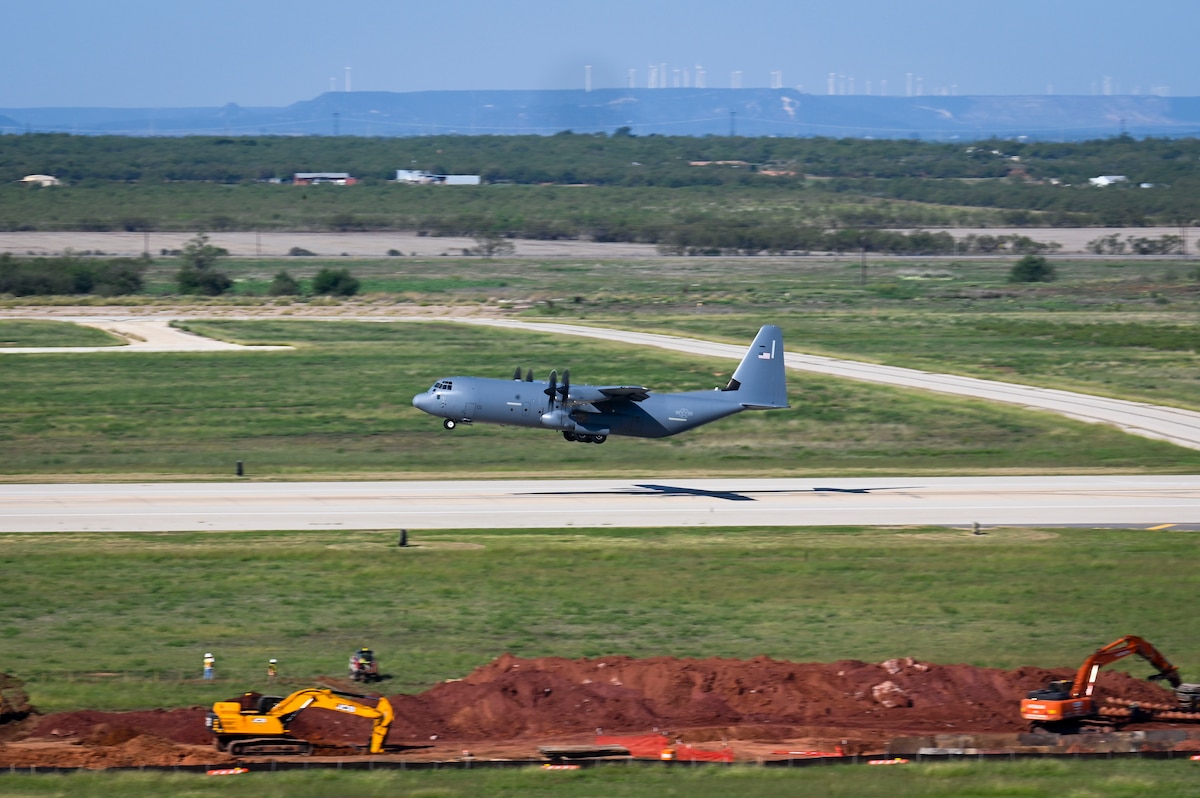 Dyess honorary commanders receive 317 AW mission tour > Dyess Air Force ...