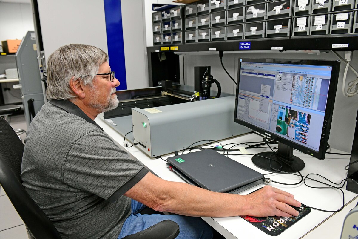 402nd EMXG: Maintaining ‘nerve center of a modern aircraft’ > Air Force ...