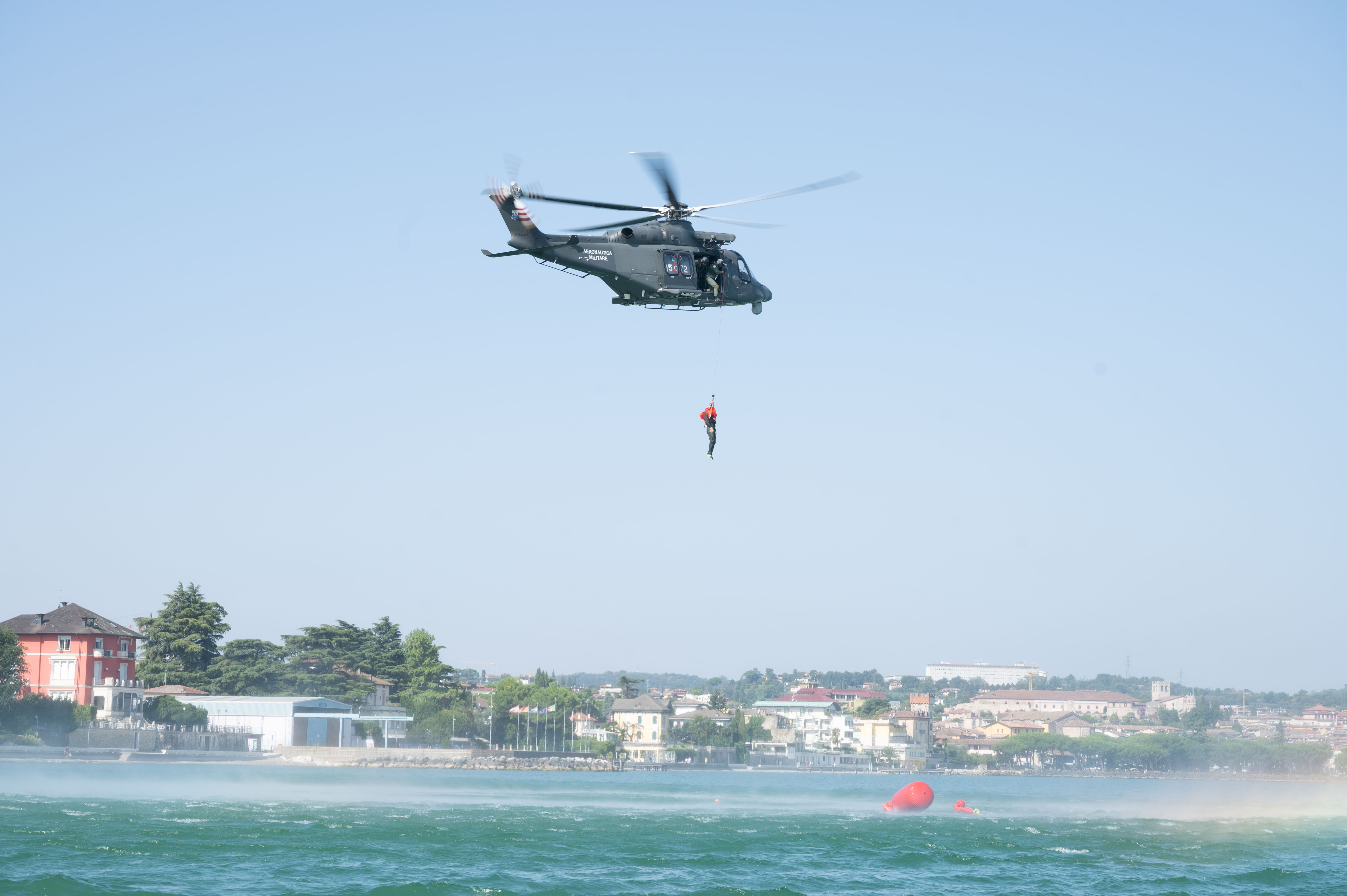 ITAF/USAF execute water survival training > Aviano Air Base > Display