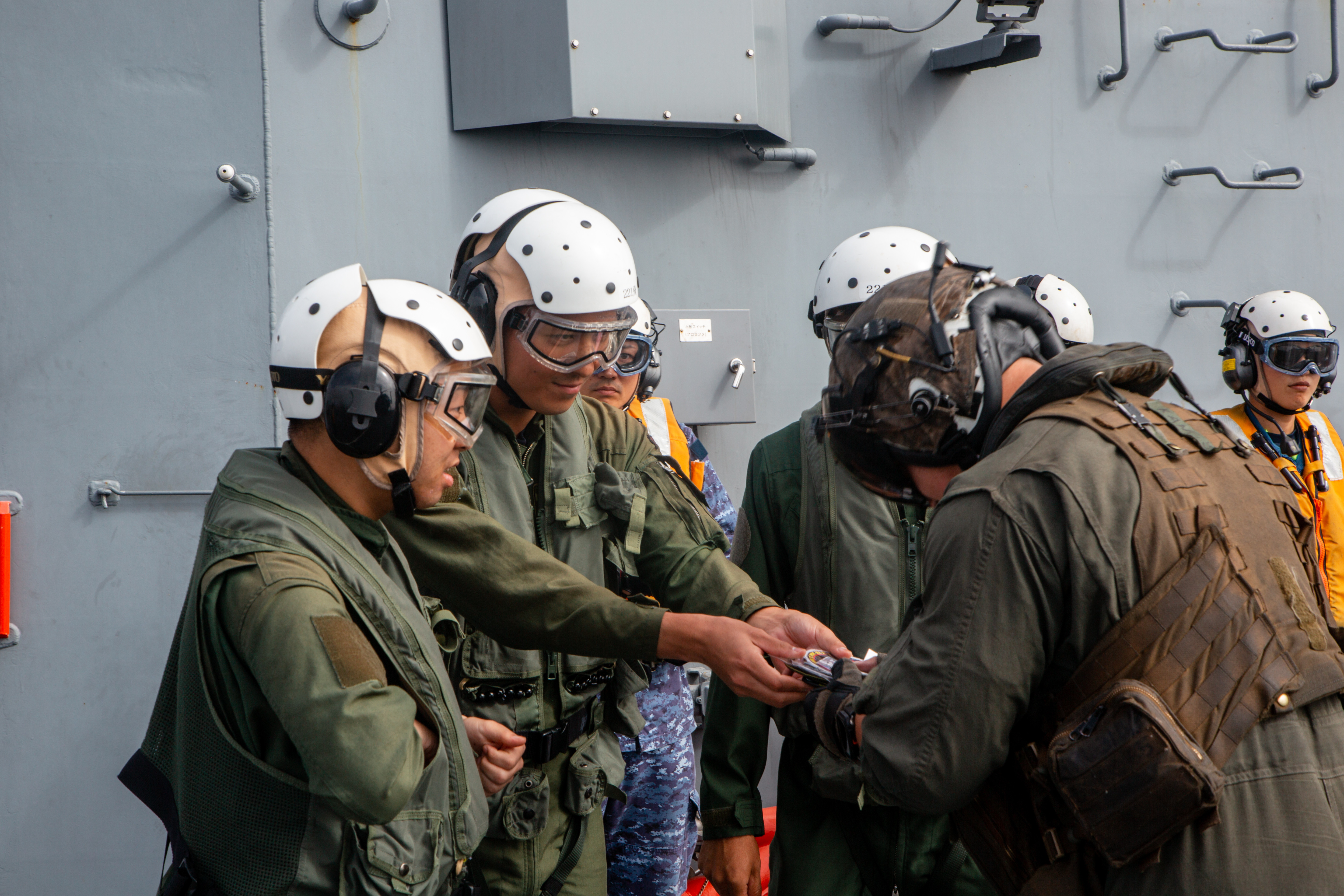 Marine Corps CH-53E delivers essential equipment to Japan’s JS Kaga > I ...