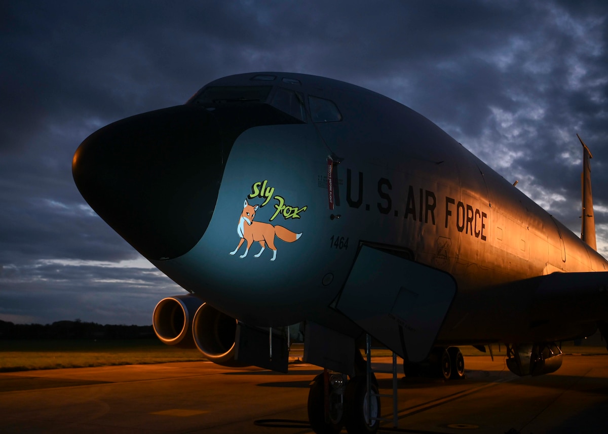 Members from the 100th Bomb Group fly with the 100th ARW > Royal Air ...