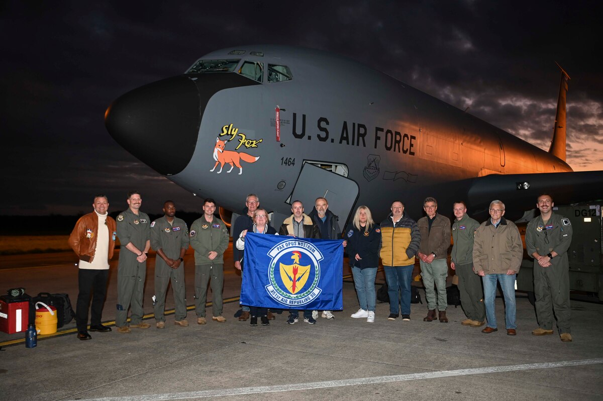 Members from the 100th Bomb Group fly with the 100th ARW > Royal Air ...