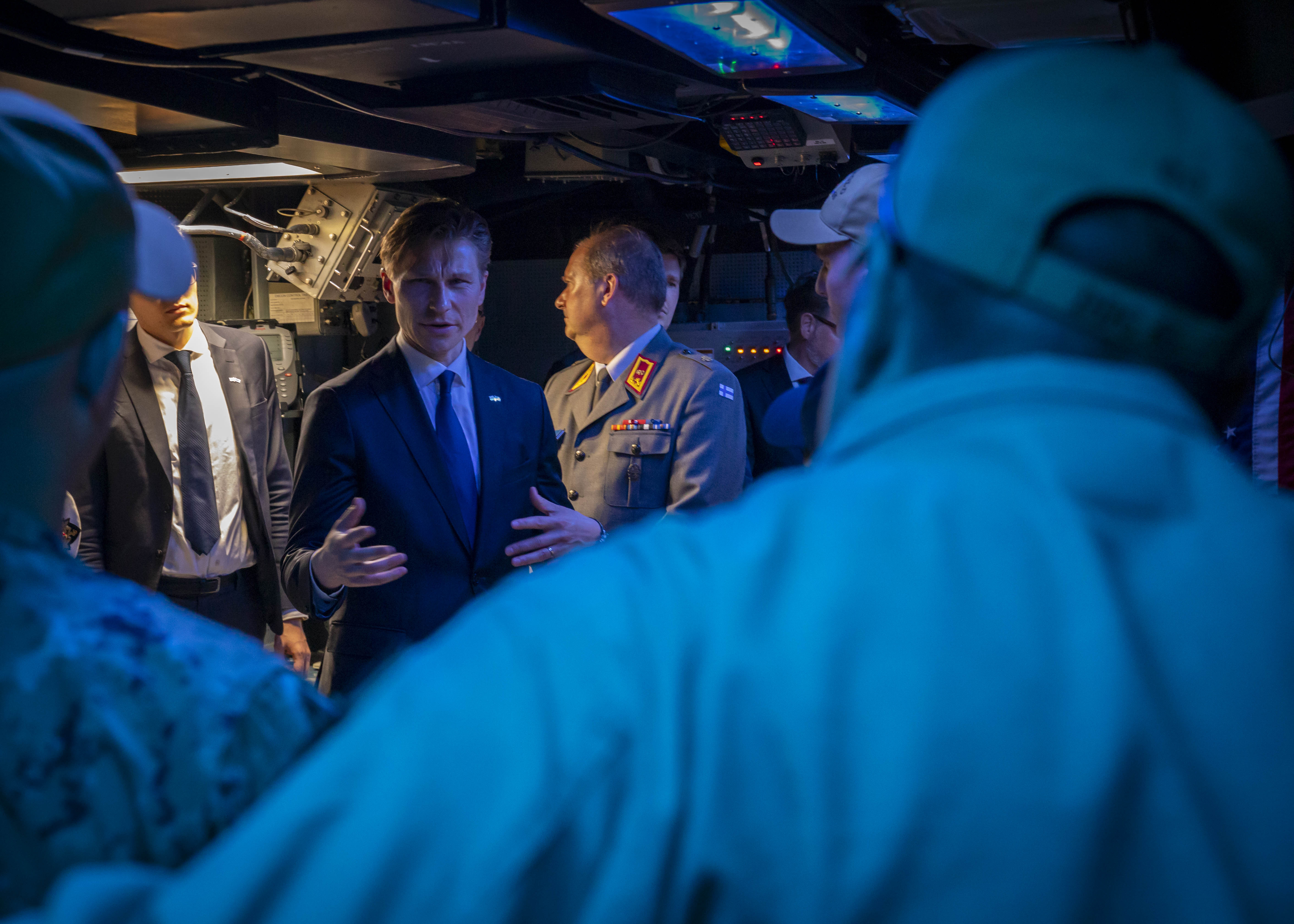 Minister of Defence of Finland Visits DESRON 15 and USS Benfold (DDG 65 ...