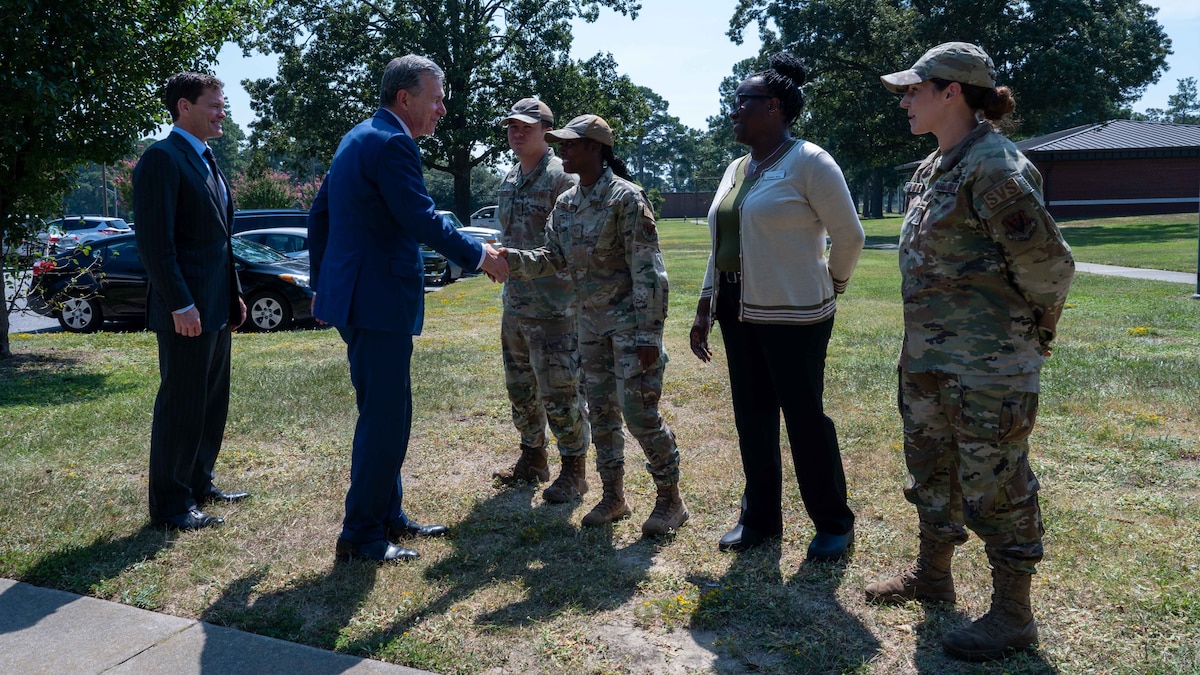 Governor Cooper Arrives at SJAFB > Seymour Johnson Air Force Base ...