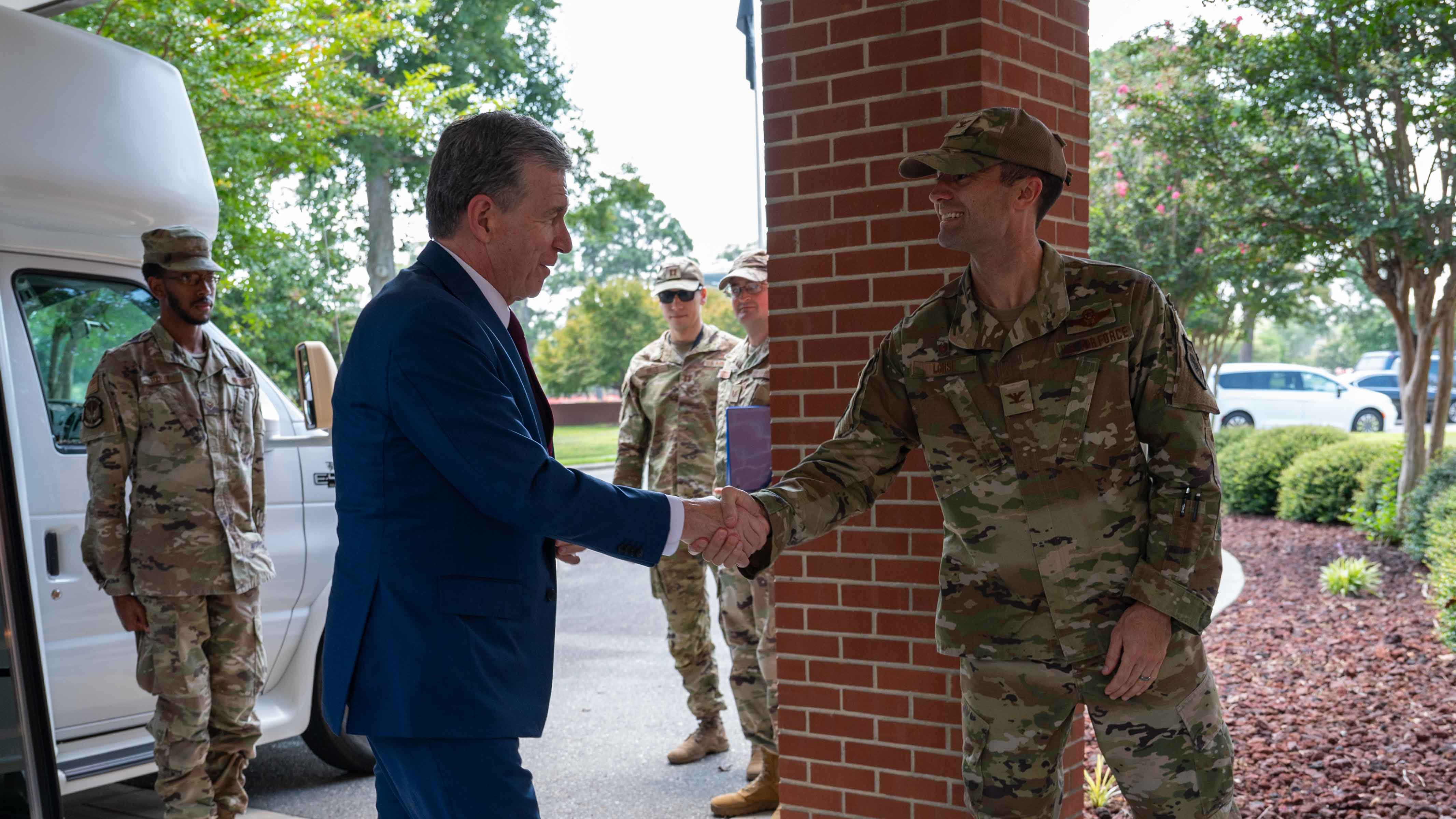 Governor Cooper Arrives at SJAFB > Seymour Johnson Air Force Base ...