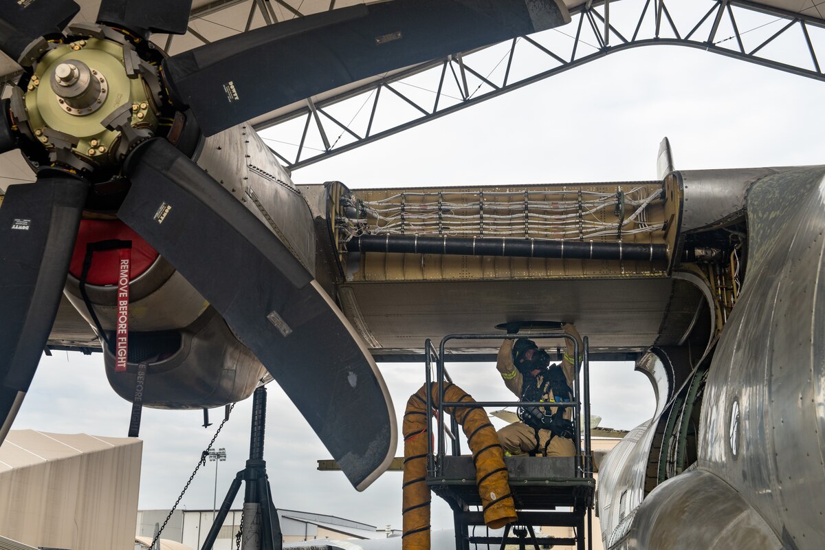 Robins fire department, WR-ALC join for confined space rescue training ...