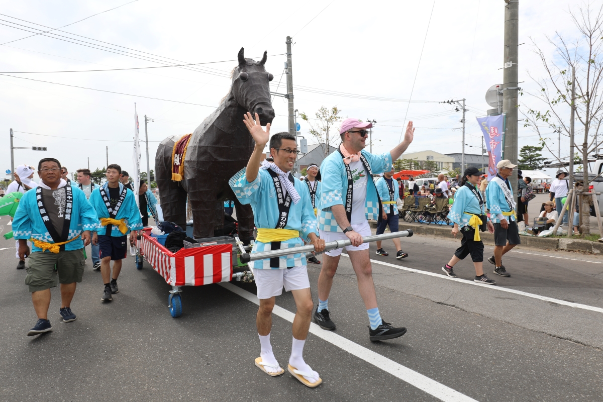 U.S. Soldiers at Shariki bond with Japanese neighbors at traditional ...