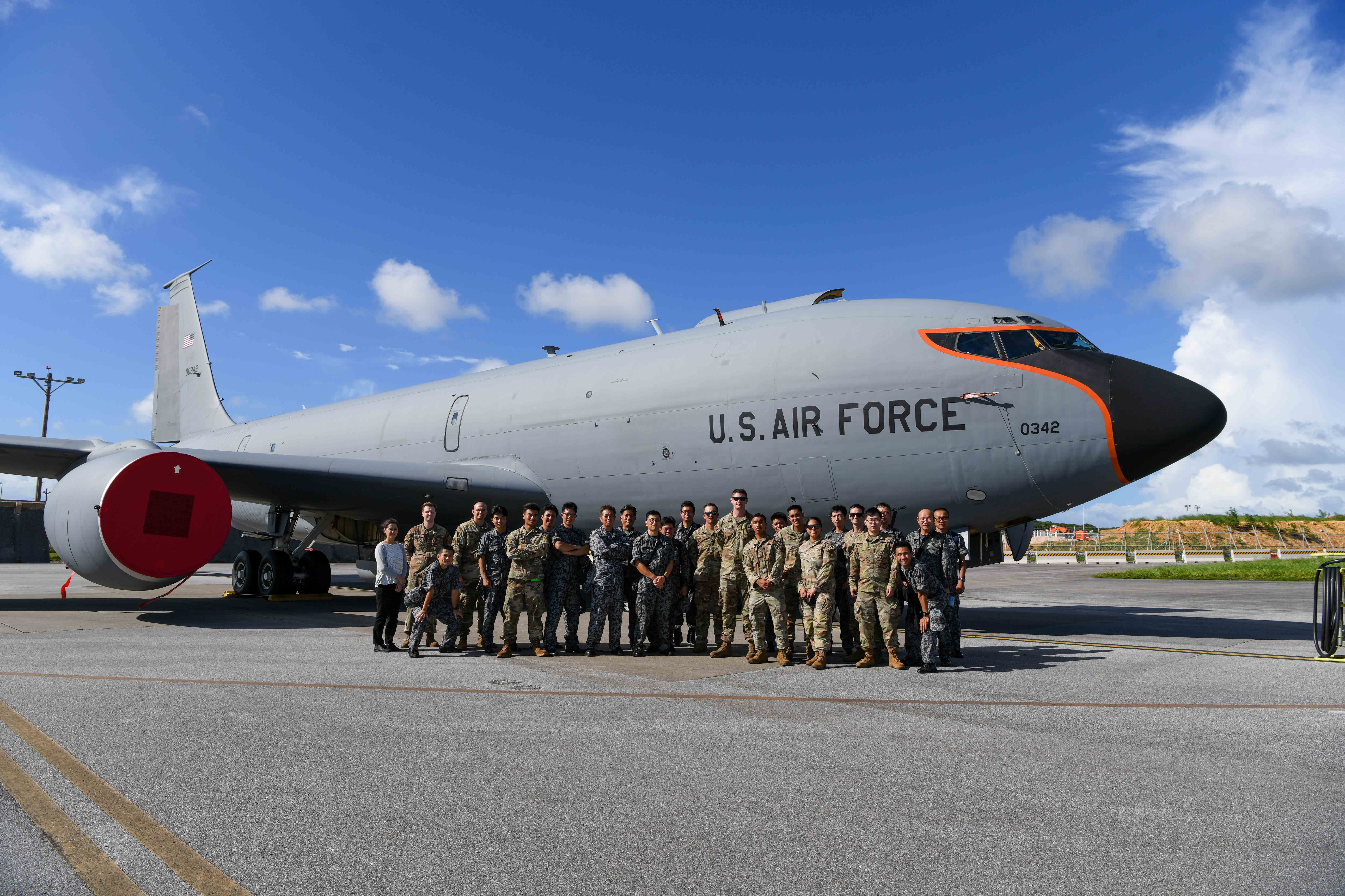 JASDF tours Kadena MXG facilities > Kadena Air Base > Article Display