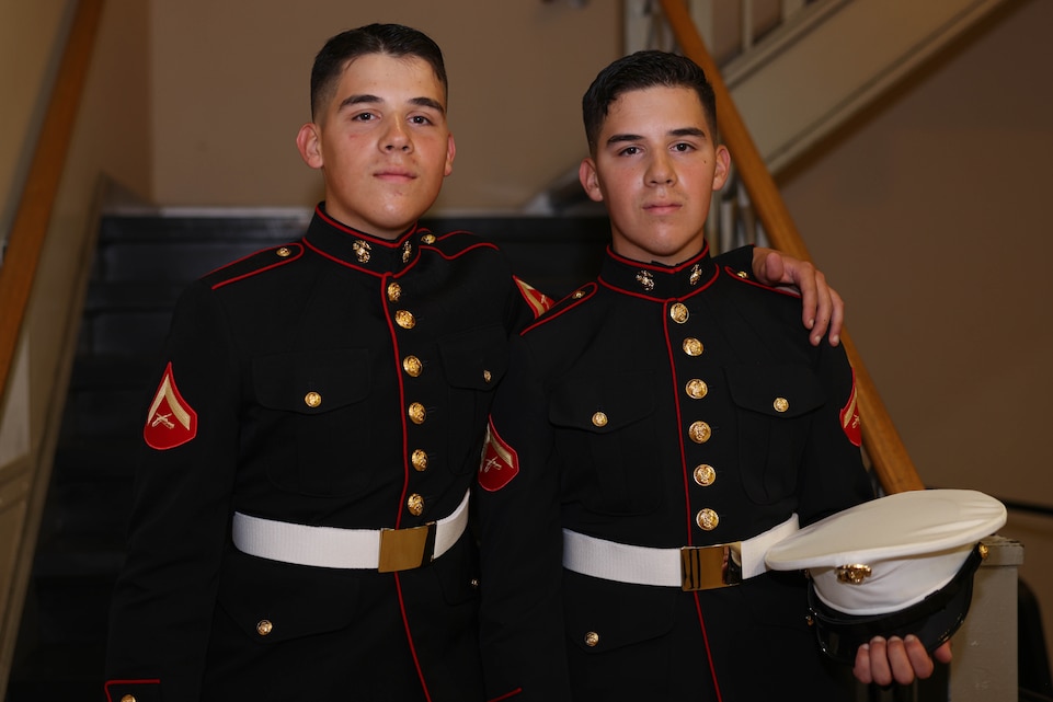 Twins enlist in USMC, become MSGs bound for South Africa > Marine Corps ...