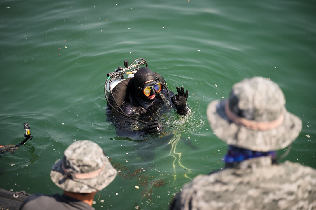 Mobile Diving and Salvage Unit 1 conducts dive training with the ...
