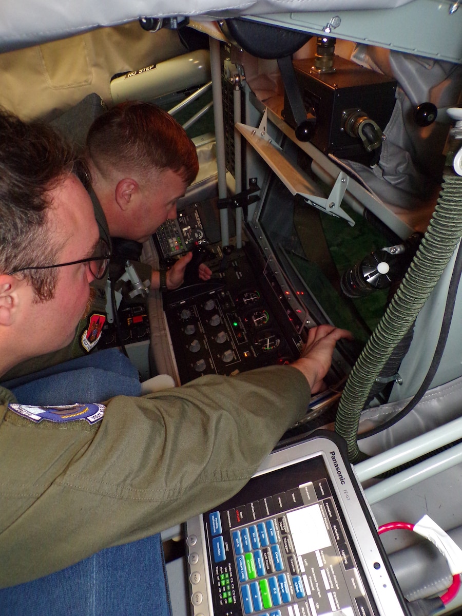 Wing Commander Takes Flight in KC-135 Boom Pod Simulator > Scott Air ...