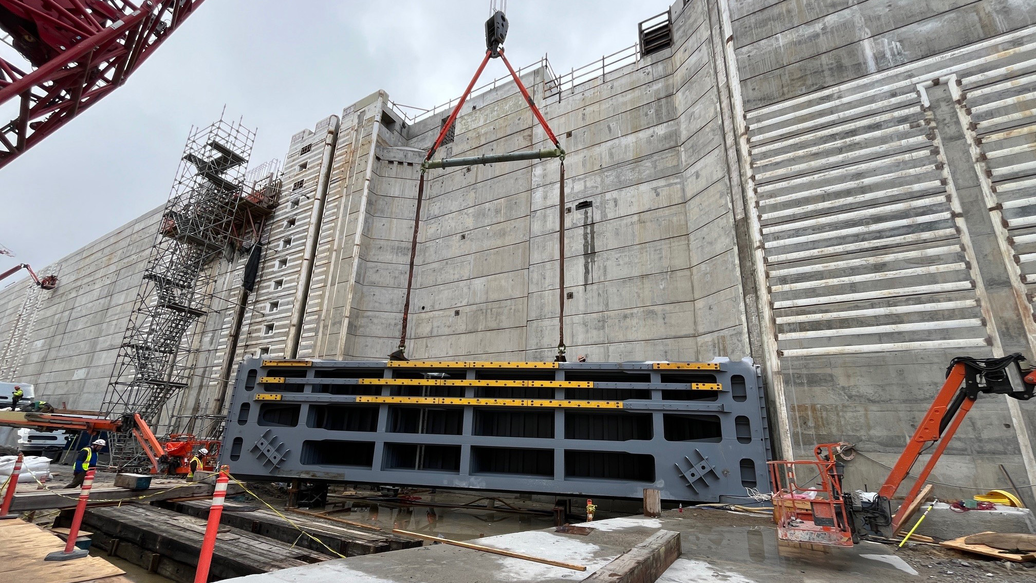 Miter gate installation begins at Chickamauga Lock