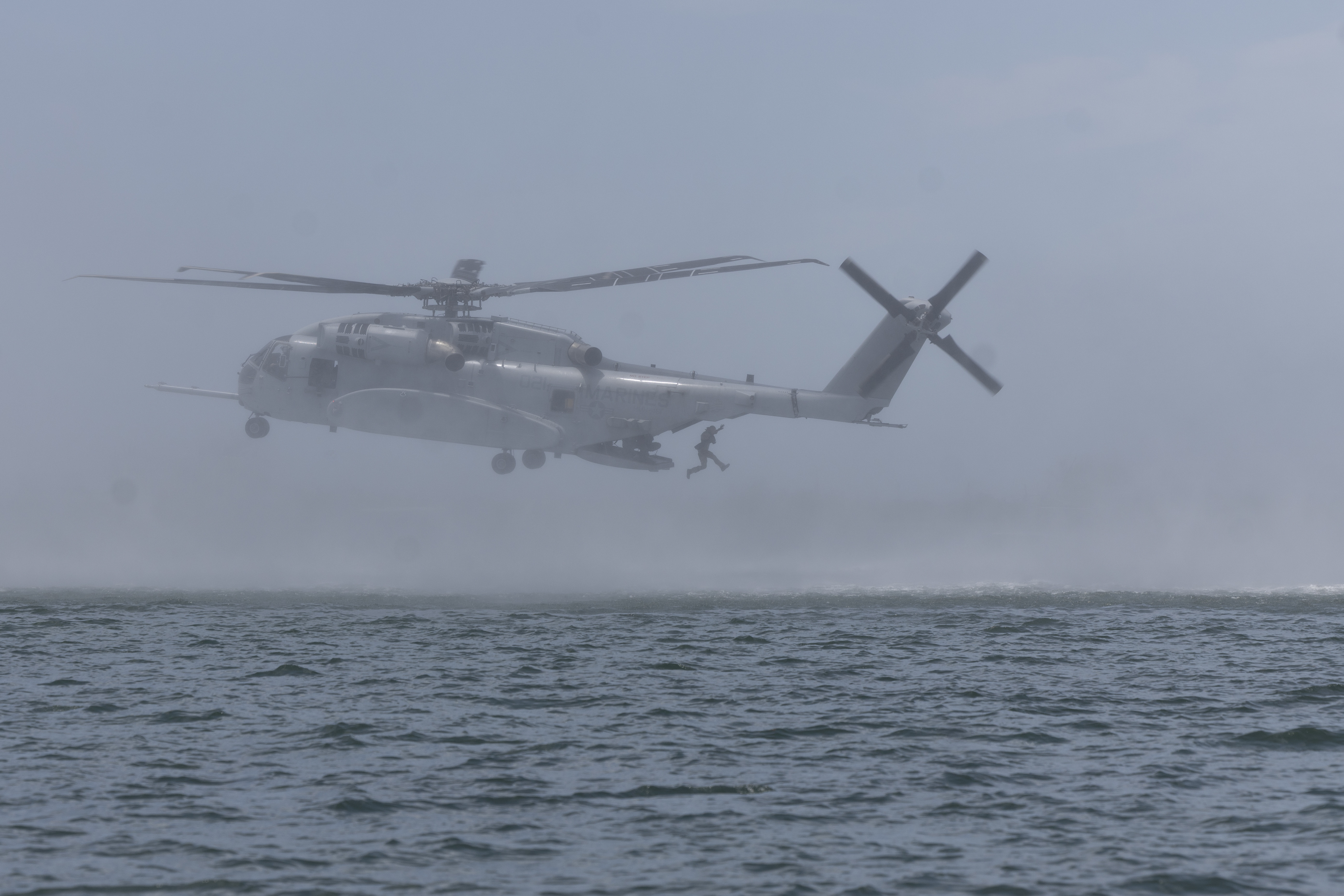 U.S. Marines with 2nd MAW execute external lifts and helocasting ...