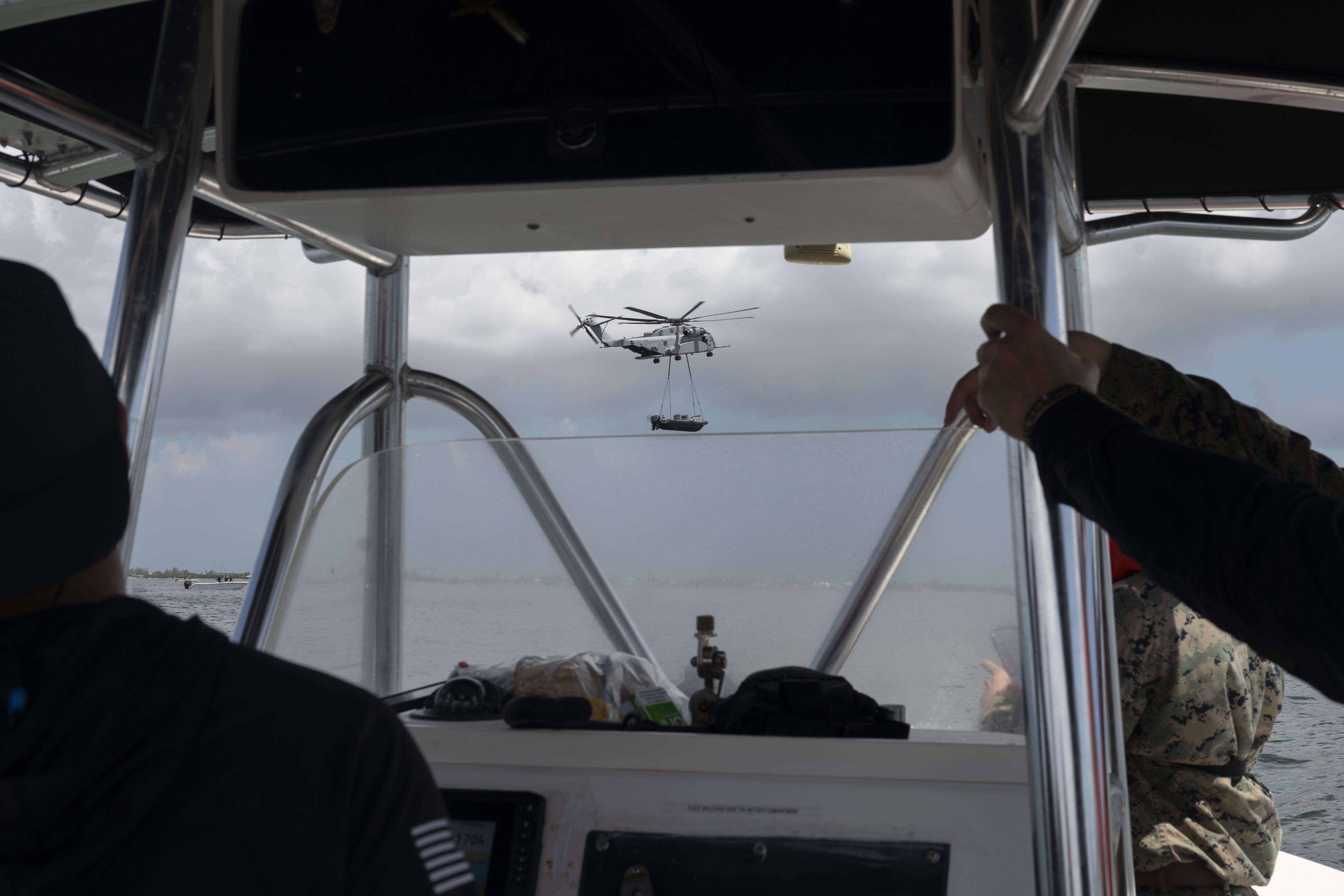 U.S. Marines with 2nd MAW execute external lifts and helocasting ...