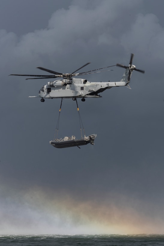 U.S. Marines with 2nd MAW execute external lifts and helocasting ...
