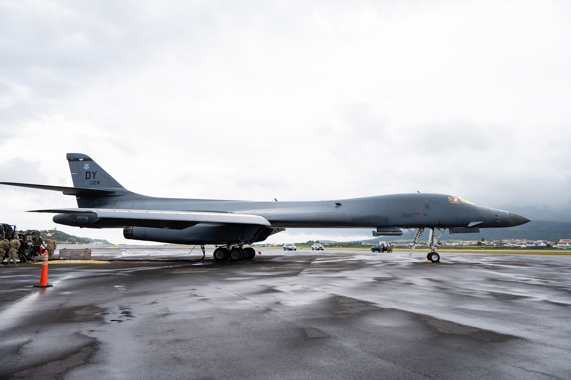 B-1B Lancer conducts hot pit refuel at Lajes Field > 505th Command and ...