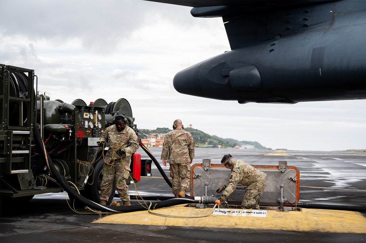 B-1B Lancer conducts hot pit refuel at Lajes Field > 307th Bomb Wing ...