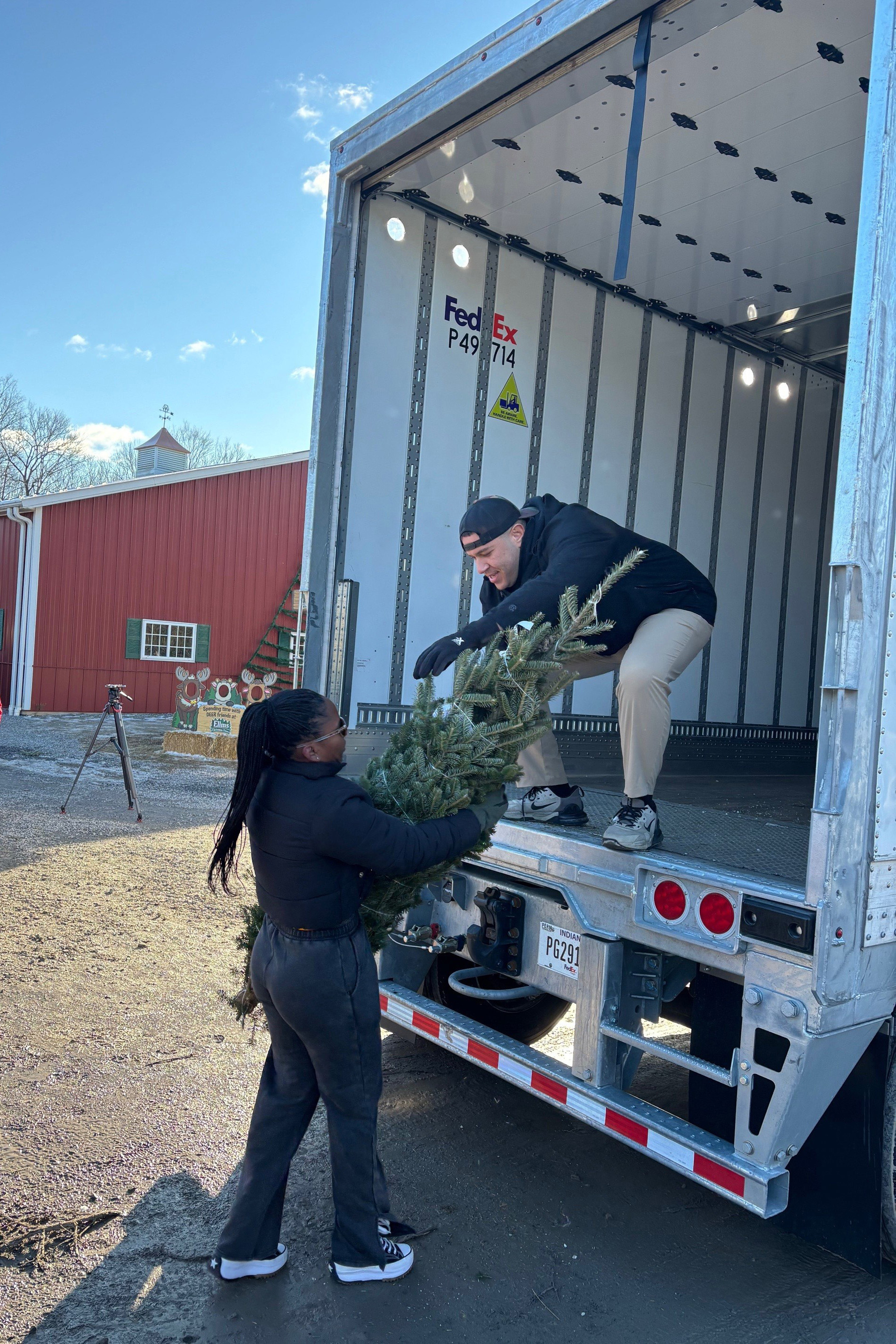 NY National Guard Volunteers Give Lift to Trees for Troops > Air ...