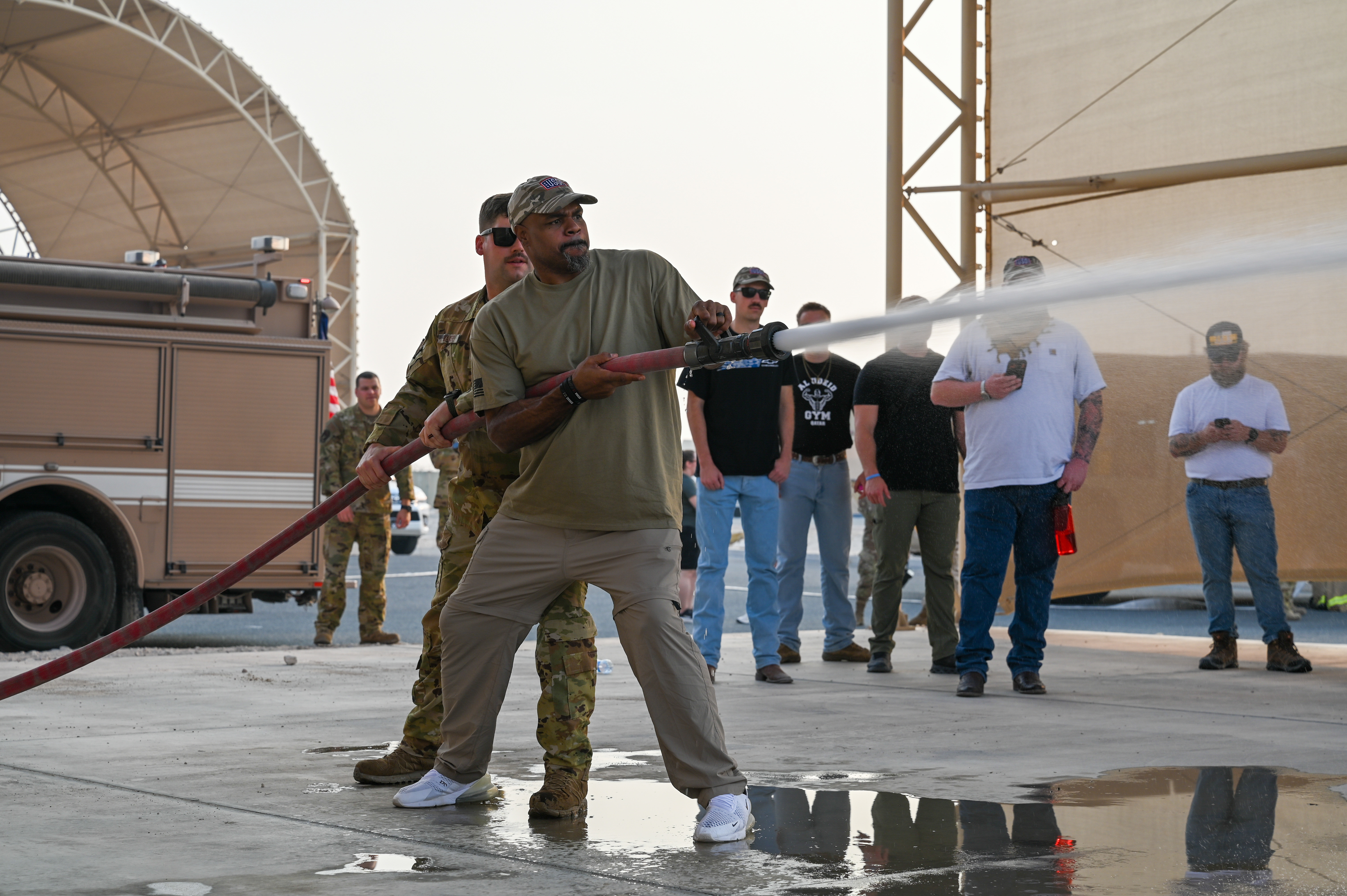 VCJCS, USO bring holiday cheer > U.S. Air Forces Central > Article Display