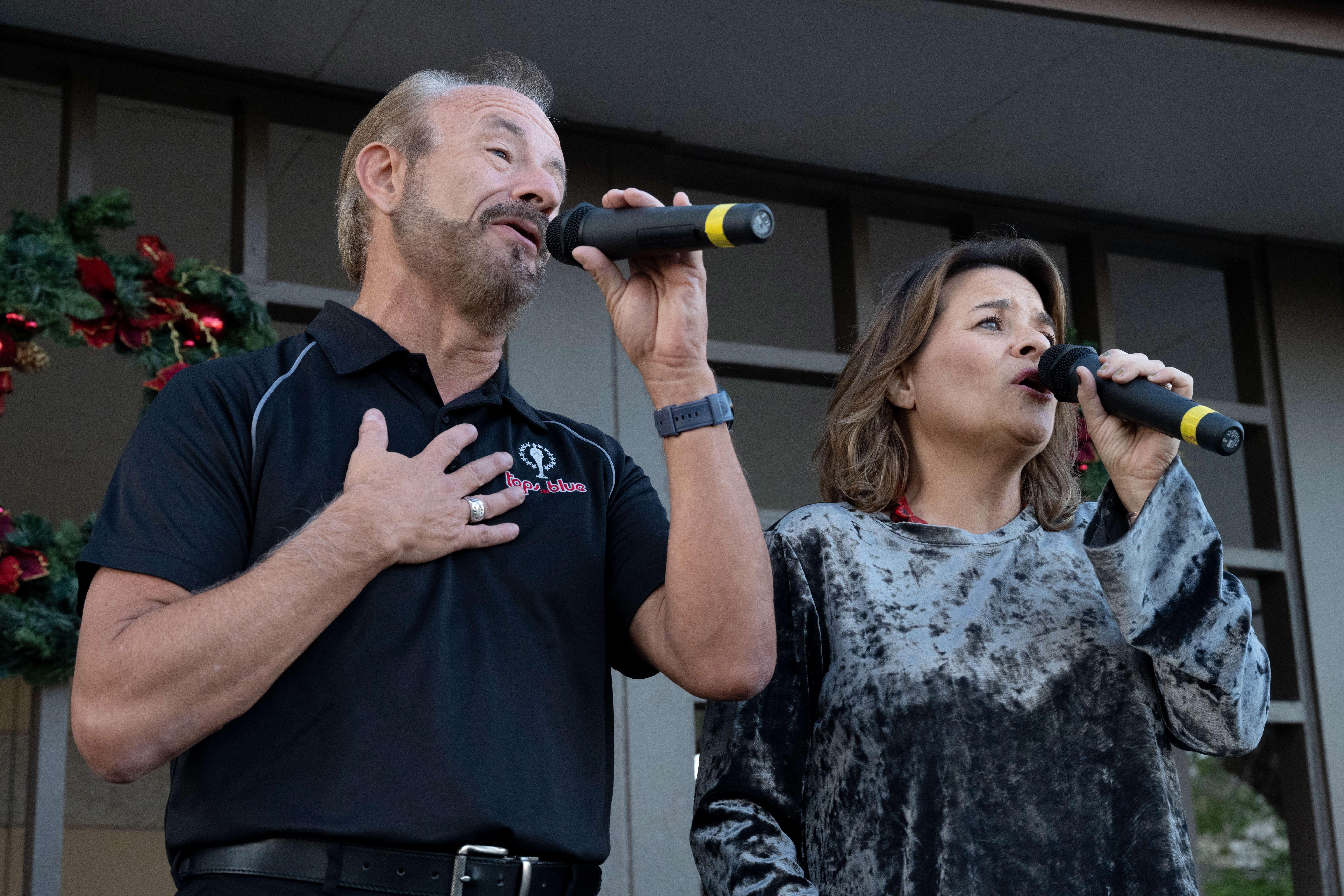 Laughlin kicks off holiday tradition with Christmas tree lighting ...