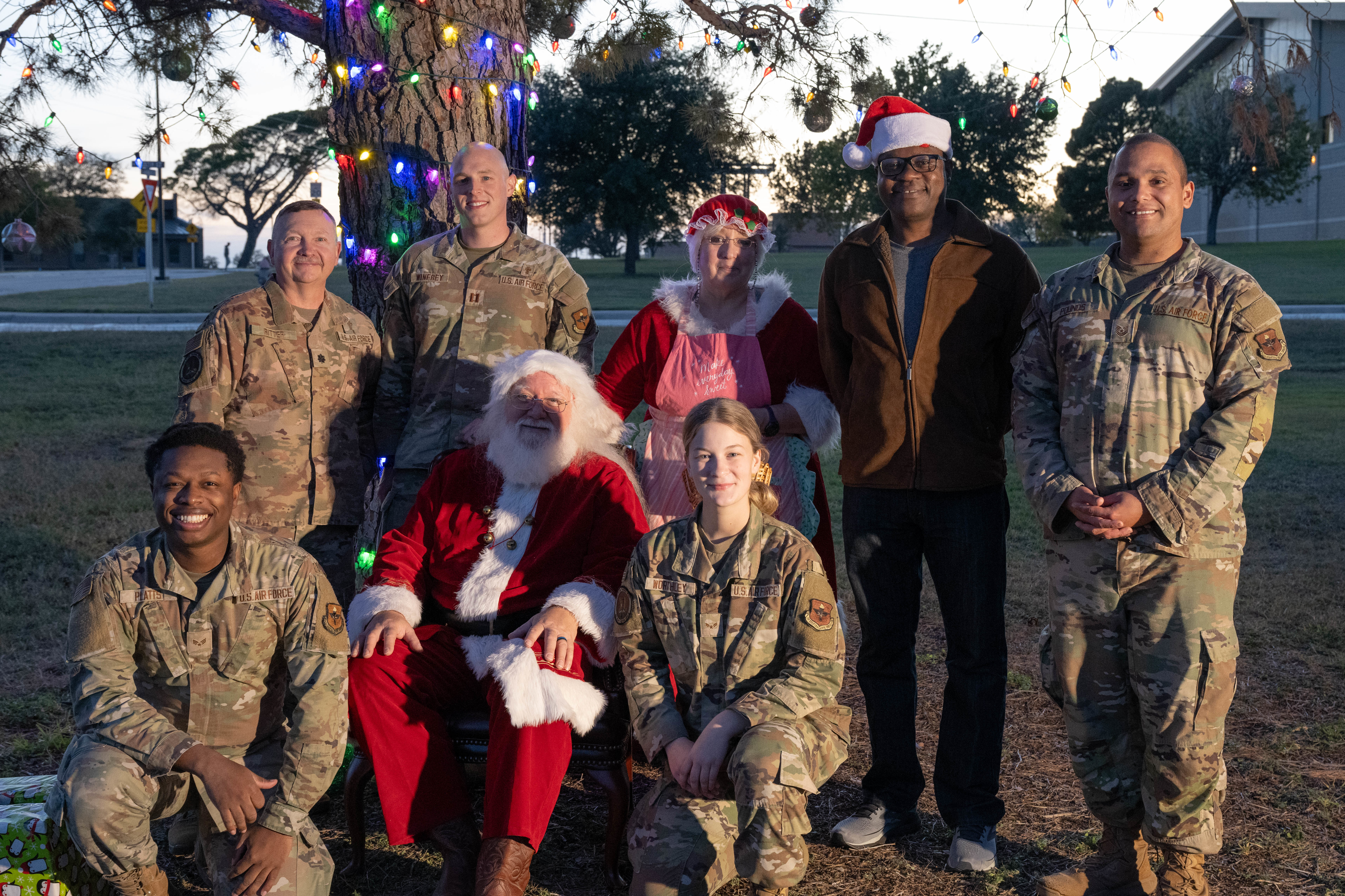 Laughlin kicks off holiday tradition with Christmas tree lighting ...