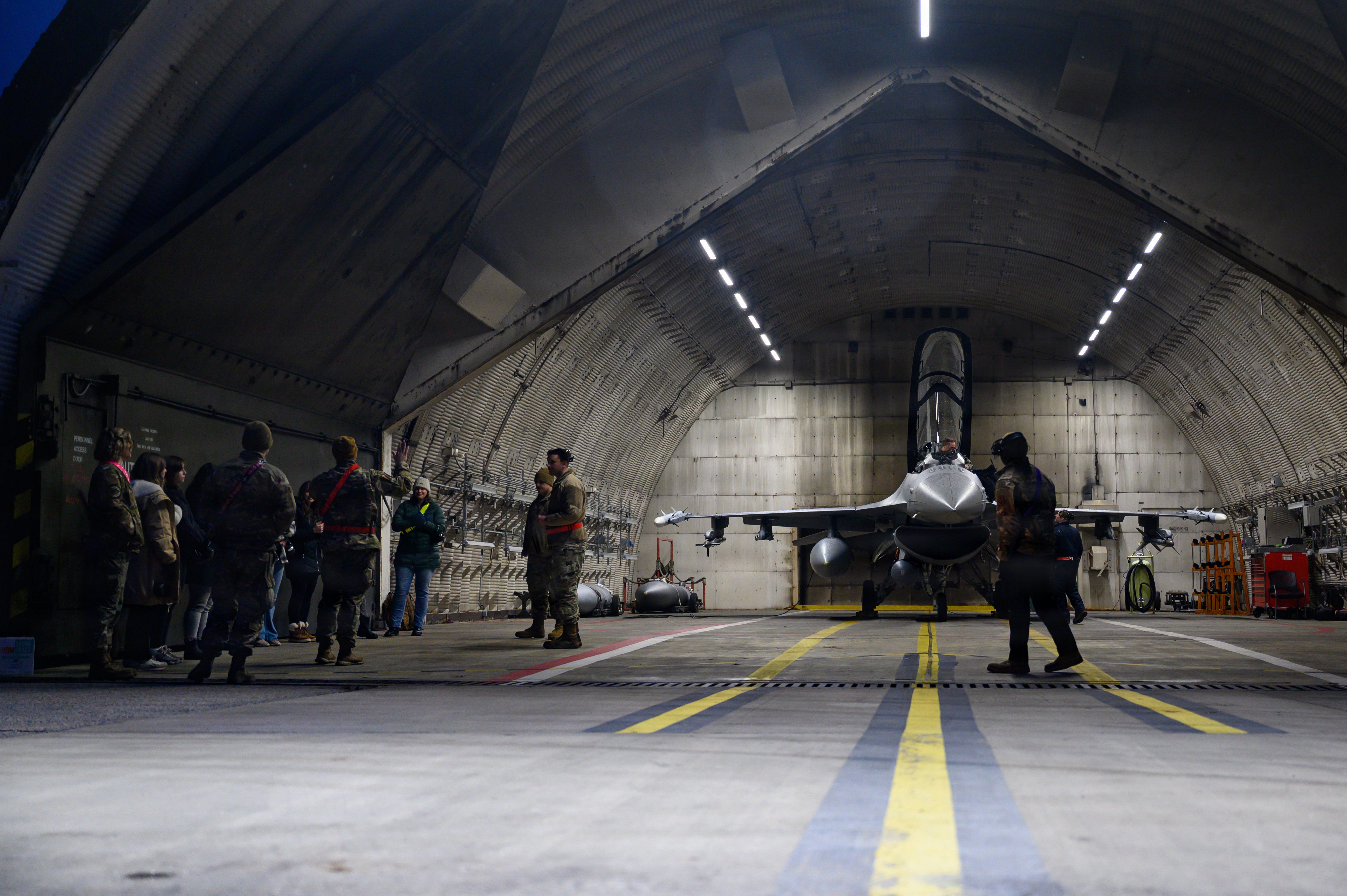 480th FGS spouses experience a day-in-the-life of Warhawk maintainers ...