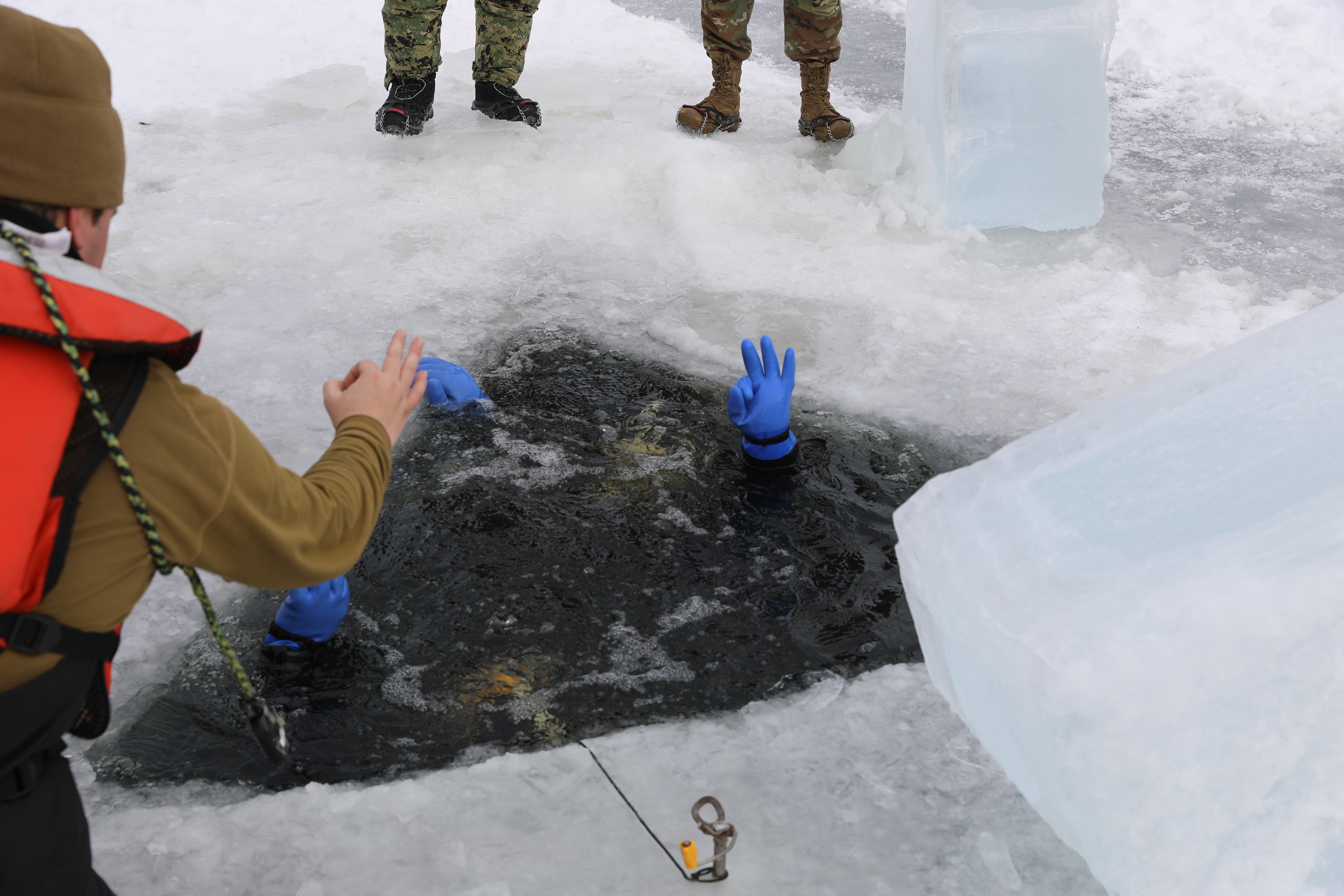 U.S. Navy EOD and divers conduct arctic warfare training exercise ...