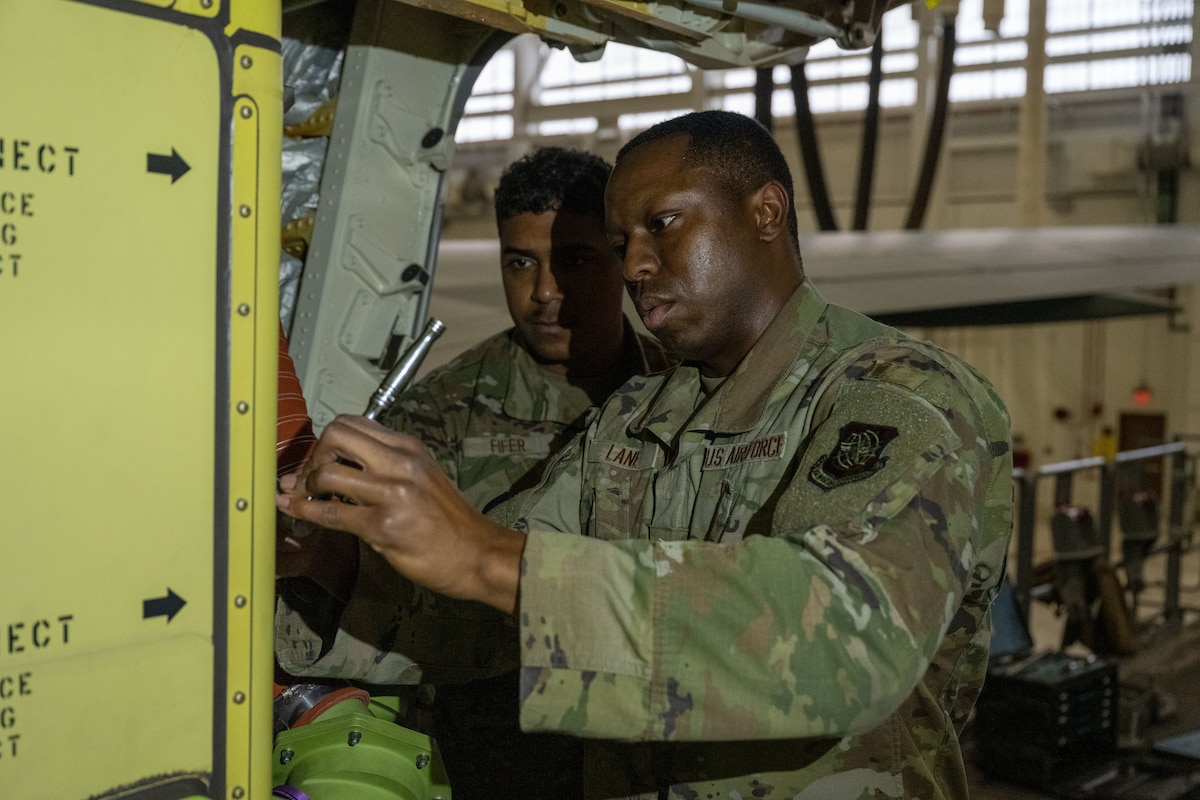 KC-46 Fuel Tank Removal > McConnell Air Force Base > Article Display