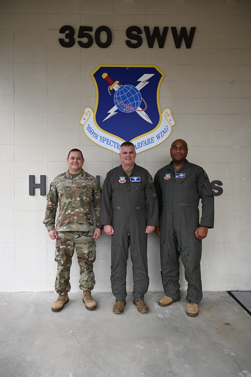 ACC Deputy visits 350th SWW, stresses EMSO integration > Air Combat Command > Article Display