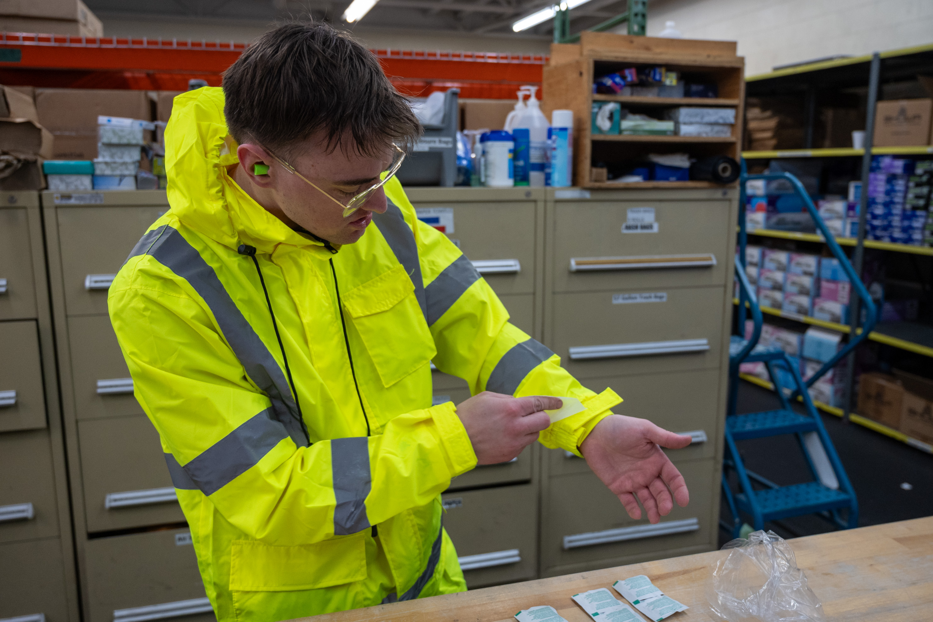 Fleet service Airmen ensure a squeaky-clean takeoff > Team McChord ...