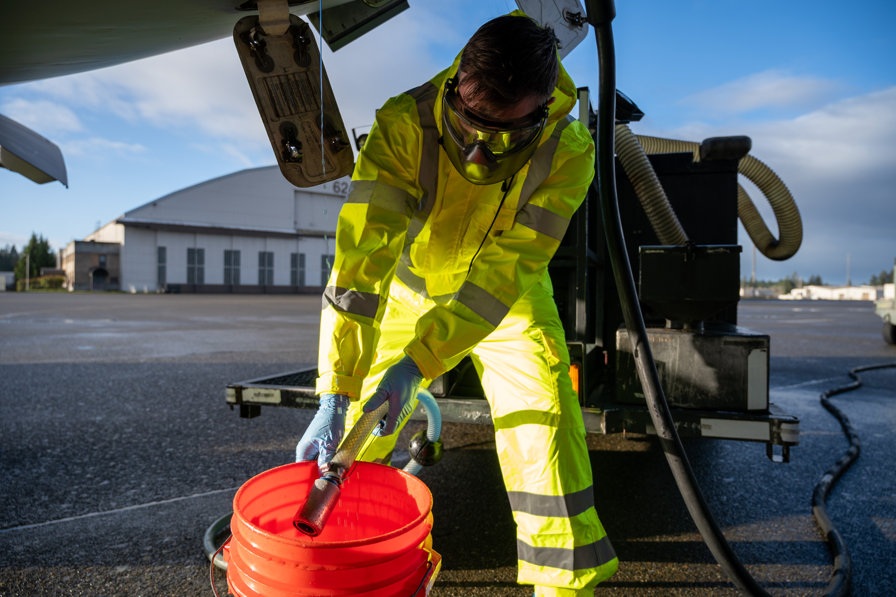 Fleet service Airmen ensure a squeaky-clean takeoff > Team McChord ...
