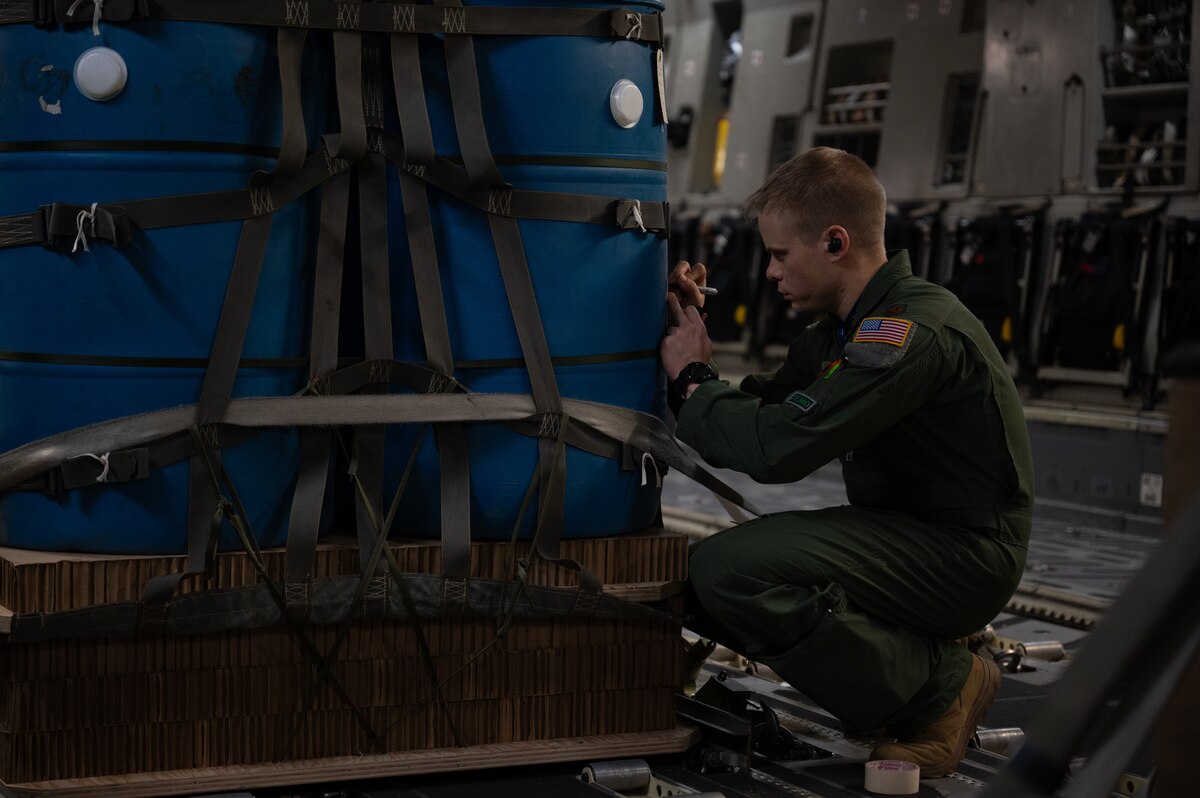 62d AW showcases Global Airlift Power during nine-ship departure > Team ...