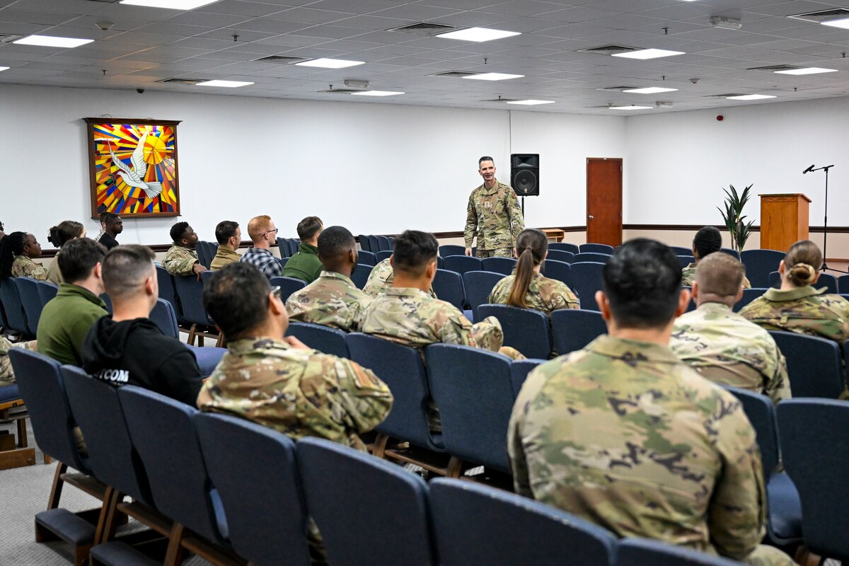 Chaplain Maj. Gen. Trent Davis visits deployed personnel > U.S. Air ...