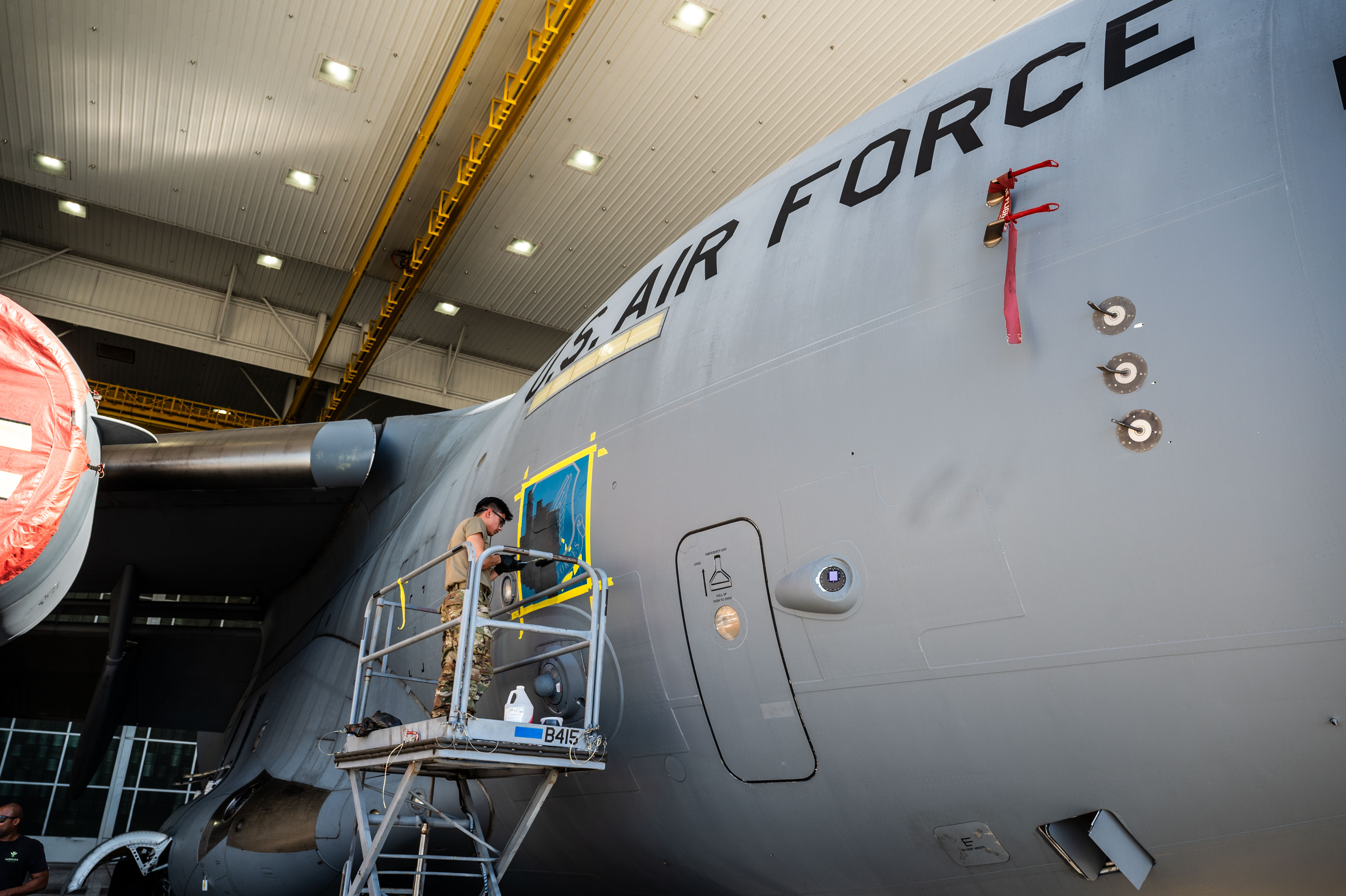 15th MXS and 154th AMXS paint a C-17 Globemaster III > 15th Wing ...