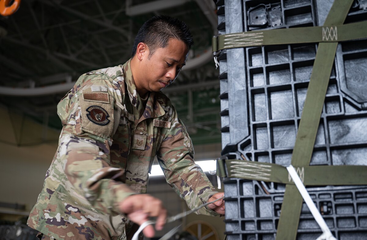 REFORPAC 25: 374 LRS prepares cargo bundles for airdrop operations ...