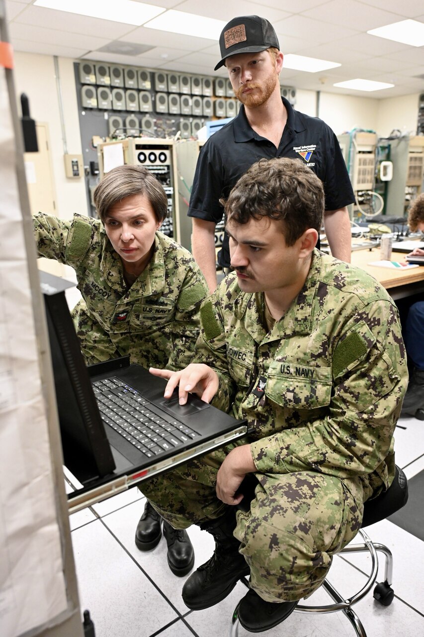 NIWC Atlantic Radio Techs Train Fleet Sailors on Hydra Radio > Naval ...