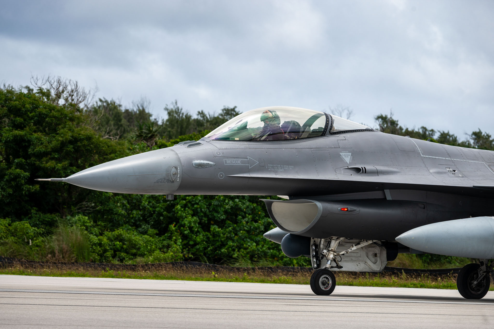 U.S. D.C. Air National Guard F-16 Fighting Falcons assigned to the ...