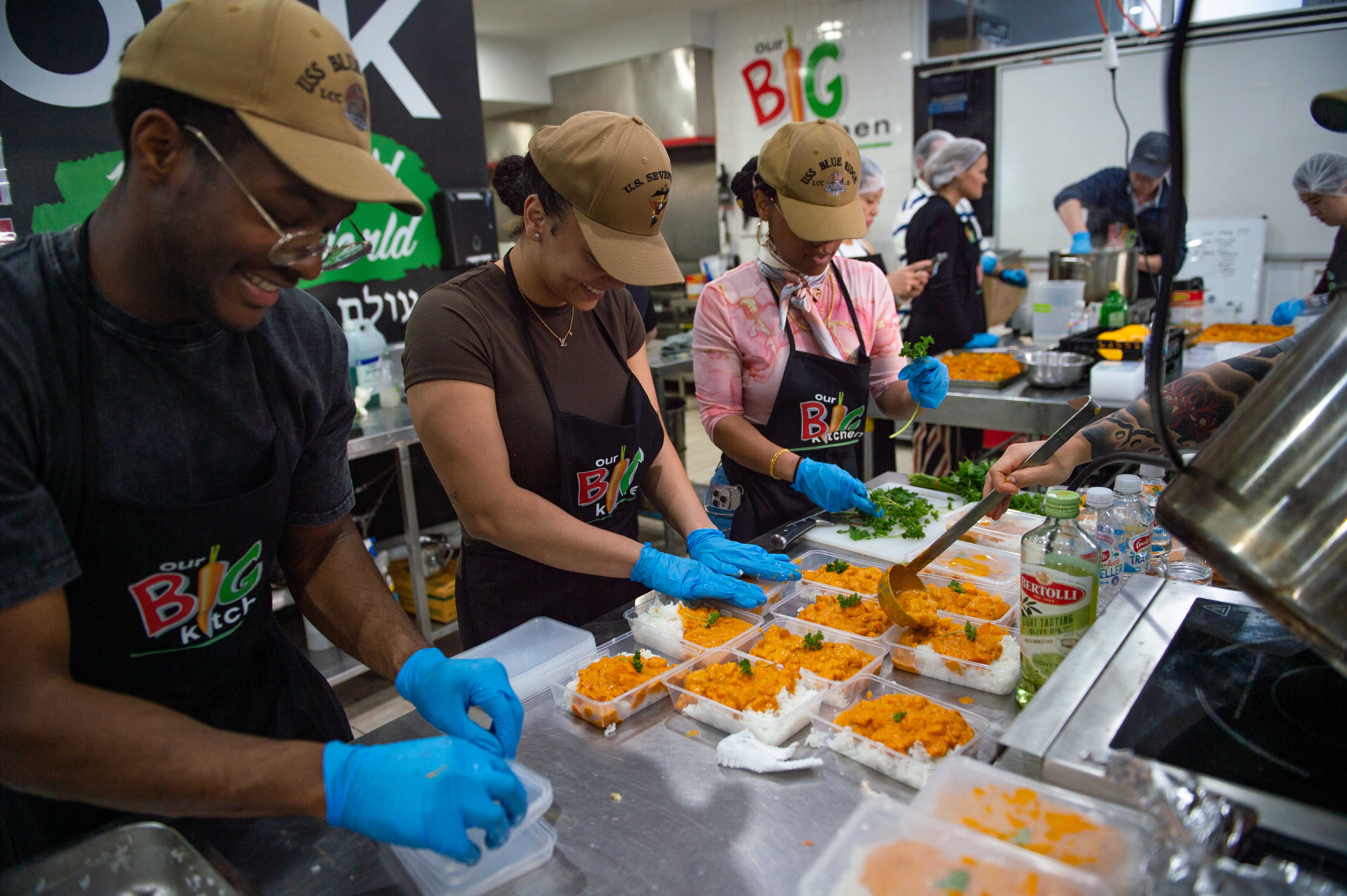 U.S. Navy Sailors Cook Meals for People in Need in Australia ...