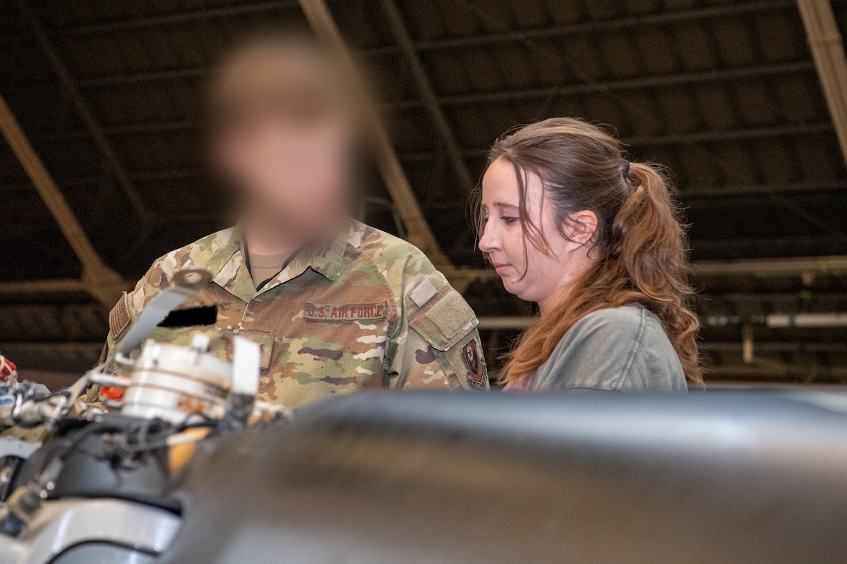 353 SOW showcases CV-22 Osprey to AFSOC spouses > Yokota Air Base ...