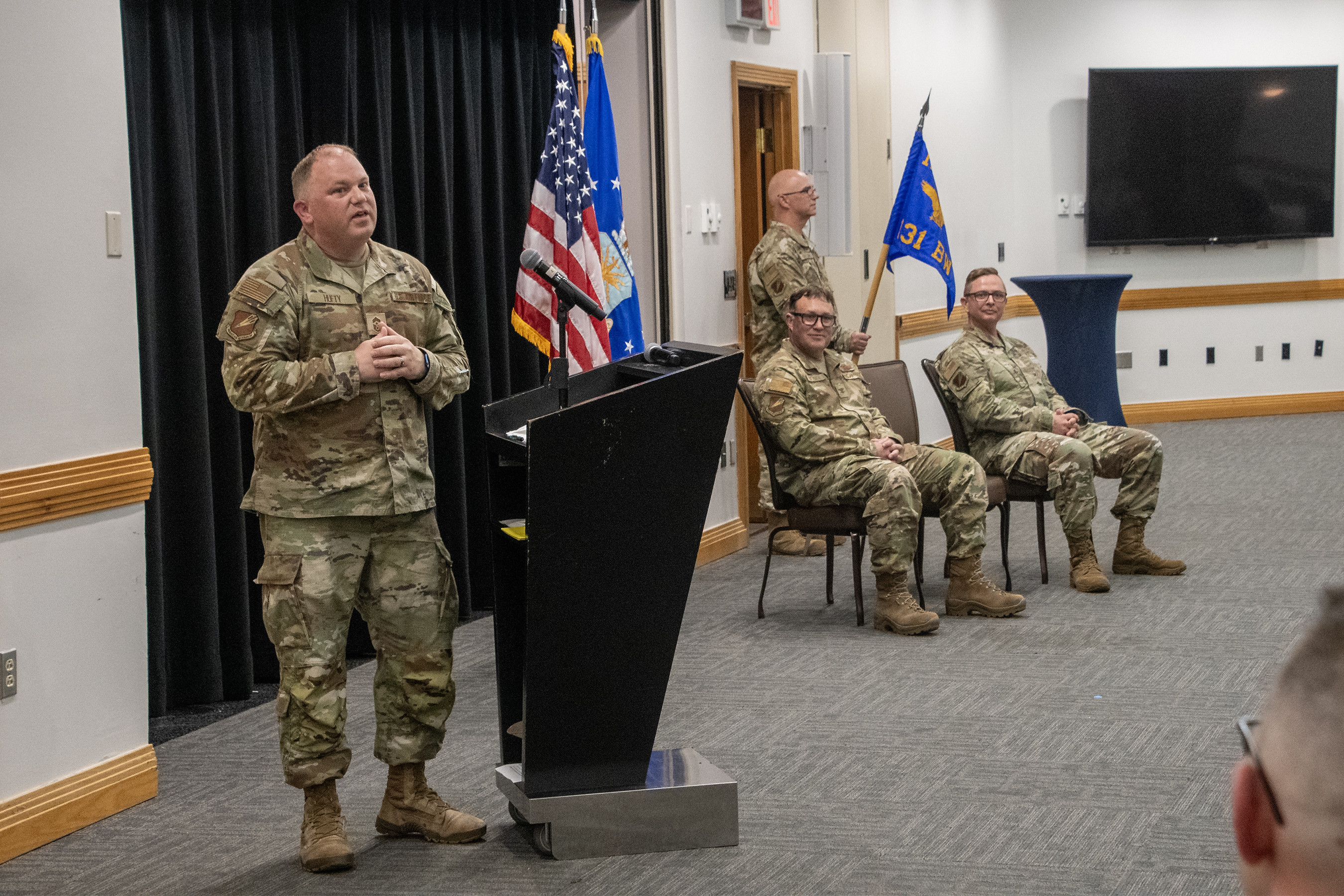 131st welcomes new command chief during change of responsibility ...