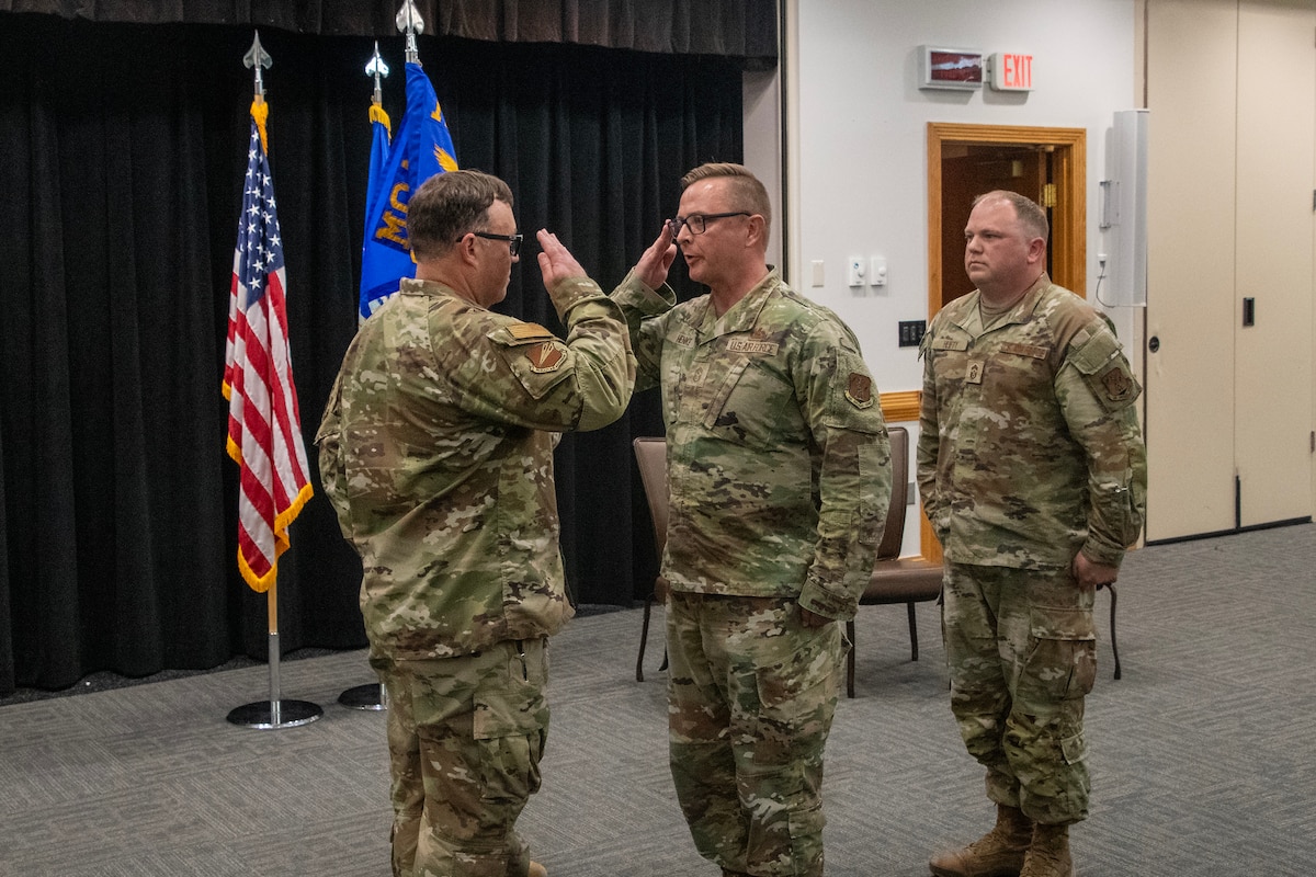 131st welcomes new command chief during change of responsibility ...