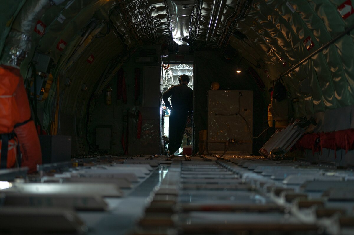 Final flight, first toast > Kadena Air Base > Article Display