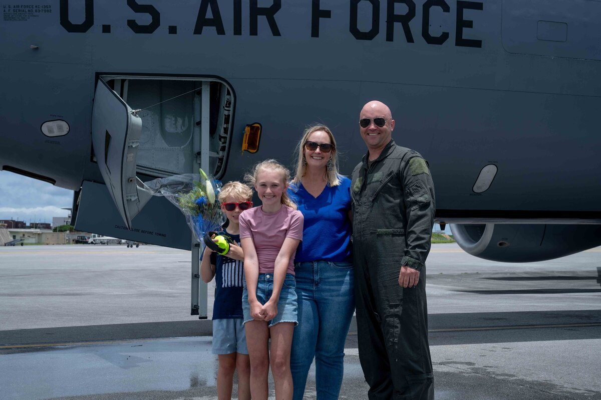 Final flight, first toast > Kadena Air Base > Article Display