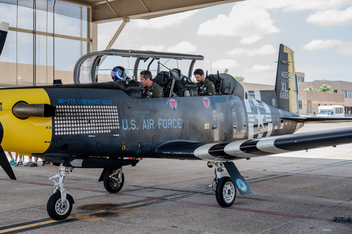 Laughlin instructor pilot reaches rare milestone > Laughlin Air Force ...