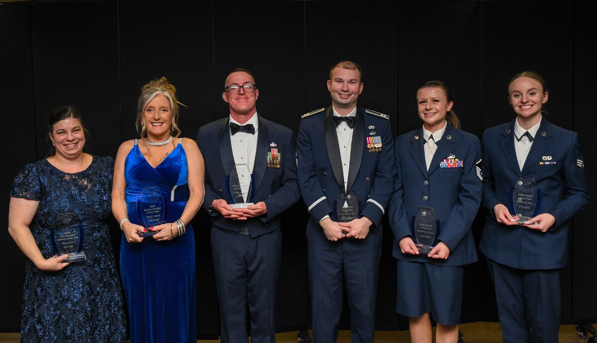910th Airlift Wing annual awards banquet > Youngstown Air Reserve ...