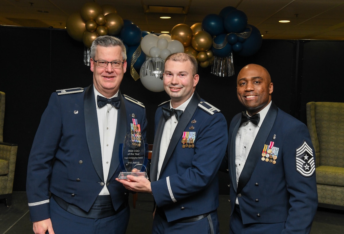 910th Airlift Wing annual awards banquet > Youngstown Air Reserve ...